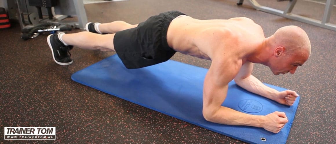Buik Workout: 7 buikspieroefeningen voor thuis - Trainer Tom