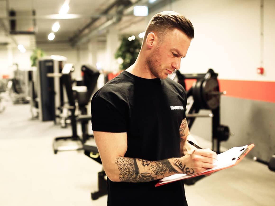Machine Chest Press: basisoefening voor het trainen van je triceps en ...